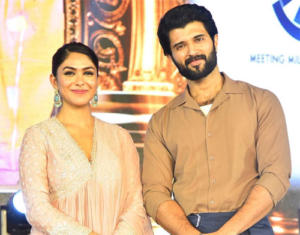 Viral Video: Vijay Deverakonda and Mrunal Thakur arrive on bike for ...