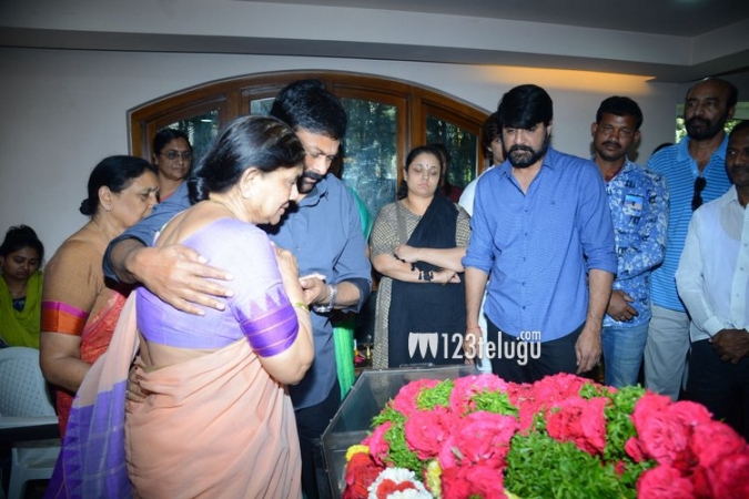 Celebs pay homage to Srikanth's father